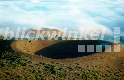 blickwinkel - Vulkankrater in den Wolken, zwei alte Krater im ...