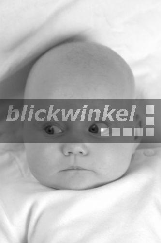 blickwinkel - Mensch (Homo sapiens sapiens), Baby, schaut zur Seite ...