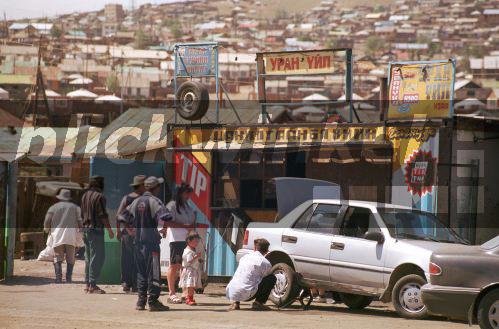 blickwinkel - Autowerkstatt unter freiem Himmel, im Hintergrund die ...