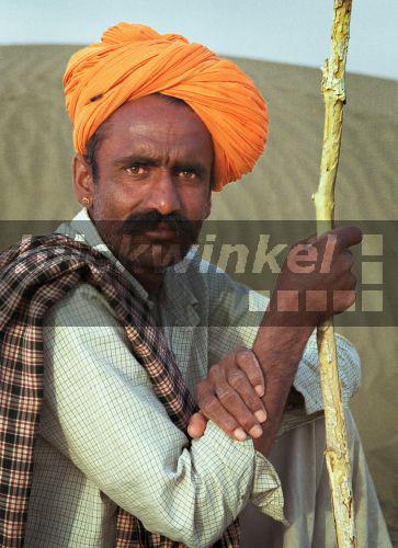 blickwinkel - Schaefer mit Turban und Stock in der Wueste, Indien ...