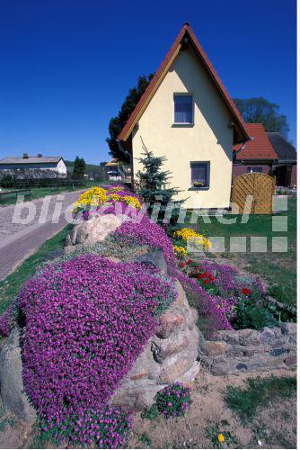 blickwinkel - Haus mit Steingarten auf der Halbinsel Moenchgut ...