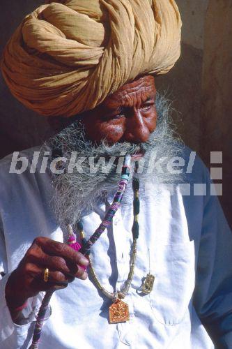 blickwinkel - indischer Mann mit Wasserpfeife, Indien, Rajasthan ...