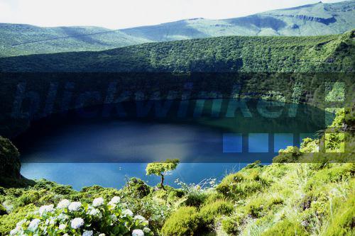 blickwinkel - Vulkankrater mit Kratersee, Portugal, Azoren, Flores ...