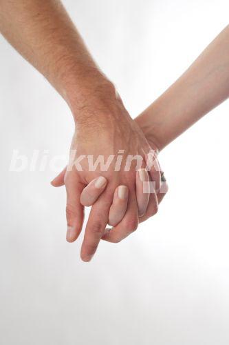 blickwinkel - Portrait von zwei sich haltenden Haenden, einer Maennhand ...