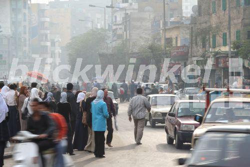 blickwinkel - Szene auf einer belebten Strasse im Zentrum von Kairo ...