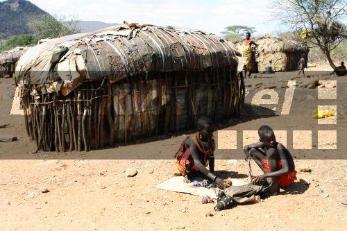 blickwinkel - Samburus vor ihrer Huette, Kenia, Samburu Np - Samburu in ...