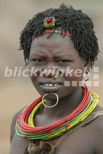 blickwinkel - junge Toposa-Frau mit Schmucknarben, Sudan - young Toposa ...
