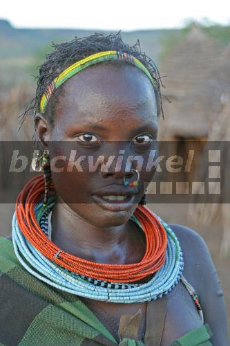 blickwinkel - junge Toposa-Frau mit Perlenschmuck, Sudan - young Toposa ...