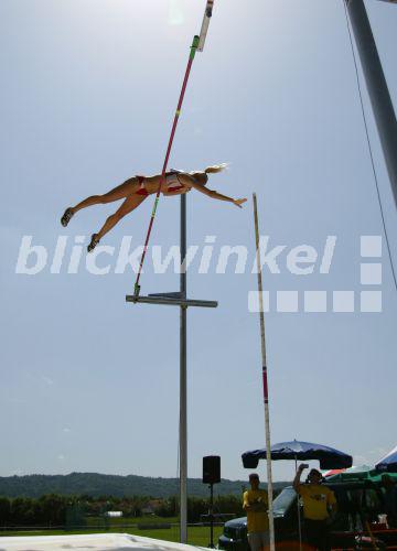 blickwinkel - Bewegungsablauf Stabhochsprung, Athletin beim Sprung ...