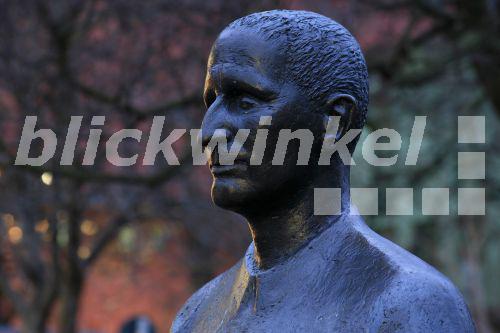 blickwinkel - Statue von Bertolt Brecht am Berliner Ensemble ...