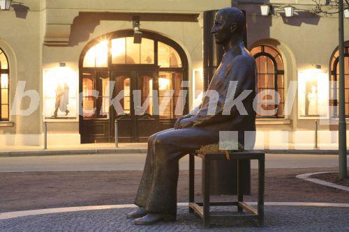 blickwinkel - Statue von Bertolt Brecht am Berliner Ensemble ...