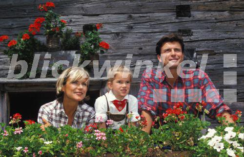 blickwinkel - Familie auf der Alm - family in the alps - McPHOTO/L. Himsl