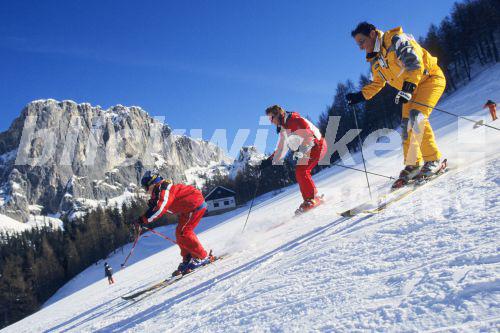 blickwinkel - drei Skifahrer fahren eine Skipiste hinunter, Oesterreich ...