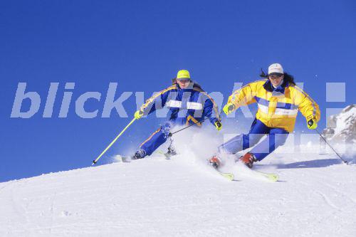 blickwinkel - zwei Skifahrerinnen rasen bergab, Oesterreich, Alpen ...