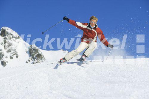 blickwinkel - Skifahrerin rast bergab, Oesterreich, Alpen - female ...