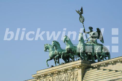 blickwinkel - Die Quadriga auf dem Brandenburger Tor in Berlin ...