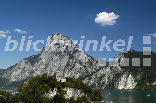 blickwinkel - Traunstein mit Traunsee und Kirche am Fels, Oesterreich ...