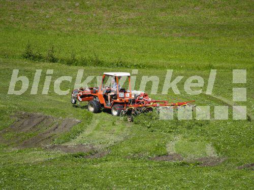 blickwinkel - Bauer im Traktor auf dem Feld - a farmer in a tractor on ...