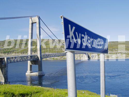 blickwinkel - Kvalsund, Bruecke, Schild Kvalsundbrua, Norwegen ...
