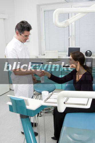 blickwinkel - Zahnarzt im Gespraech mit der Patientin - dentist talking ...