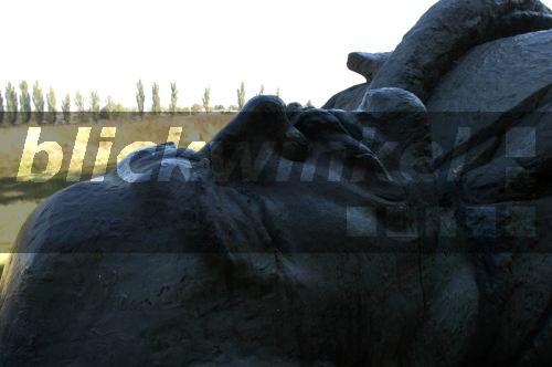 blickwinkel - Mogosoaia, Leninstatue aus Bukarest liegt in einem ...