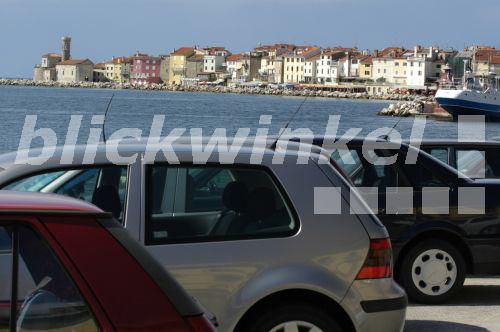 blickwinkel - Piran, parkende Autos am Stadtrand, Slowenien ...