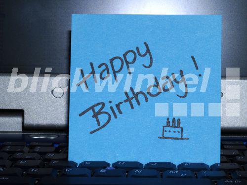 blickwinkel - Notizzettel auf Laptop-Tastatur, Happy Birthday, Alles ...