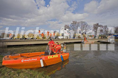 blickwinkel - DLRG-Boote bei ihrem Einsatz auf der Elbe, Verladung der ...