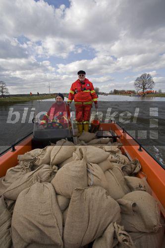 blickwinkel - DLRG-Boote bei ihrem Einsatz auf der Elbe, Transport von ...