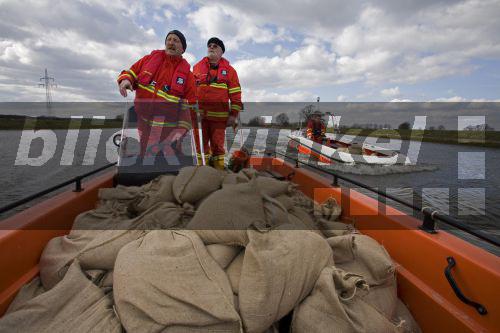 blickwinkel - DLRG-Boote bei ihrem Einsatz auf der Elbe, Transport von ...