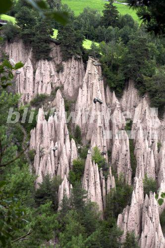 blickwinkel - Erdpyramiden zwischen Baeumen, Italien, Suedtirol, Ritten ...
