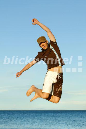 blickwinkel - Mann springt in die Luft - man cutting a caper - McPHOTO ...