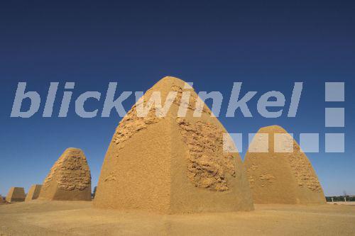 blickwinkel - Uralte Grabstaetten in Form von Pyramiden, Libyen, Sahara ...