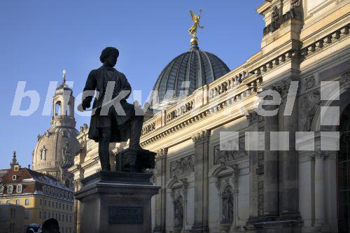 blickwinkel - Semperoper, Frauenkirche und Glaskuppel mit Pheme der ...