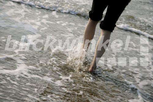 blickwinkel - Barfuss im Wasser, Niederlande, Zeeland - barefoot in the ...