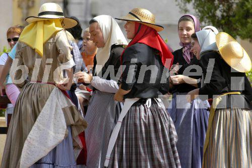 blickwinkel - Taenzerinnen in menorquinischer Tracht auf einem ...