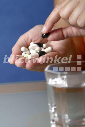 blickwinkel - junge Frau nimmt Tabletten ein - young woman taking pills ...