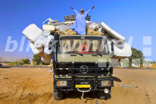 blickwinkel - voellig ueberladener Lastwagen in der Oase Al Kufrah, Libyen - totally overloaded ...