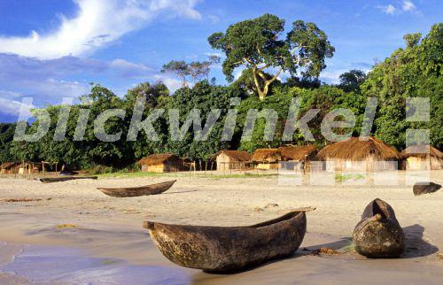 blickwinkel - Einbaum am Strand des Malawi See, Malawi, Chinteche ...