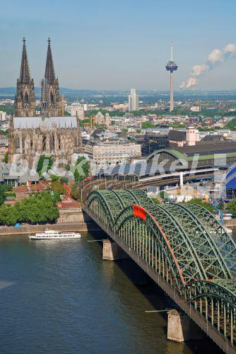 blickwinkel - Blick vom LVR-Turm auf Koeln am Rhein mit ...