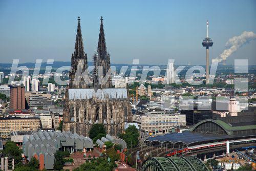 blickwinkel - Blick vom LVR-Turm auf Koeln am Rhein mit Koelner Dom ...