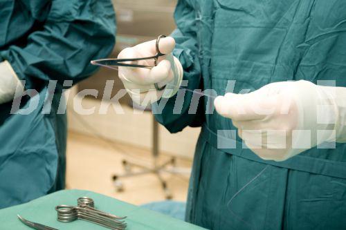 blickwinkel - Schere und Faden bei einer Operation - scissors and wire ...