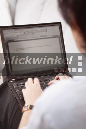 blickwinkel - Frau mit Notebook auf dem Schoss - woman with notebook on ...