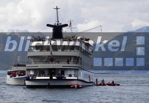 blickwinkel - Eine Yacht nimmt Passagiere der sinkenden YORKTOWN ...