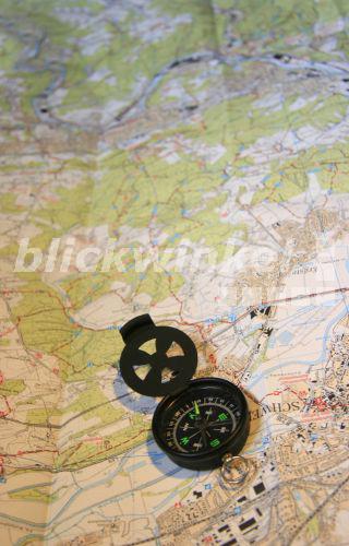 blickwinkel - Kompass auf einer Wanderkarte liegend, Deutschland ...