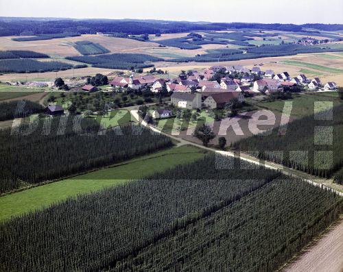 blickwinkel - Landschaft mit Hopfengaerten suedlich Mainburg ...