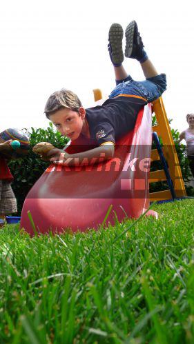 blickwinkel - Junge auf einer Kinderrutsche im Garten, Deutschland ...