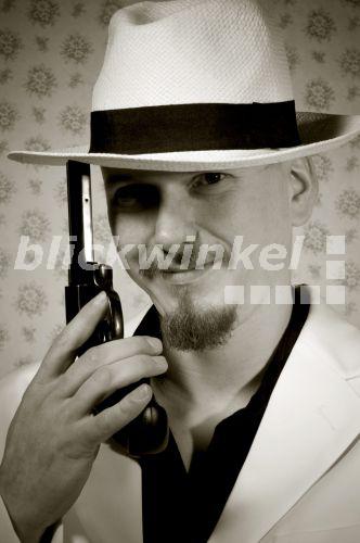 blickwinkel - Mann mit Waffe, Deutschland - man with a gun, Germany ...