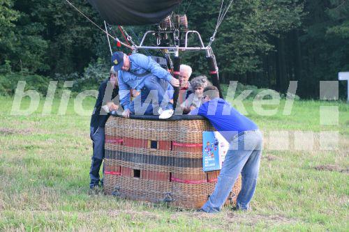 blickwinkel - Ballonfahrer nach der Landung, Deutschland - balloon ...