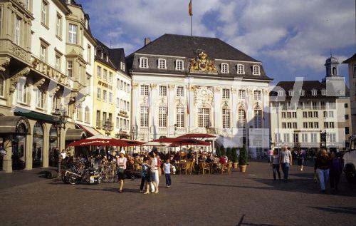 blickwinkel - Rathaus und Rathausplatz in Bonn, Deutschland, Nordrhein ...